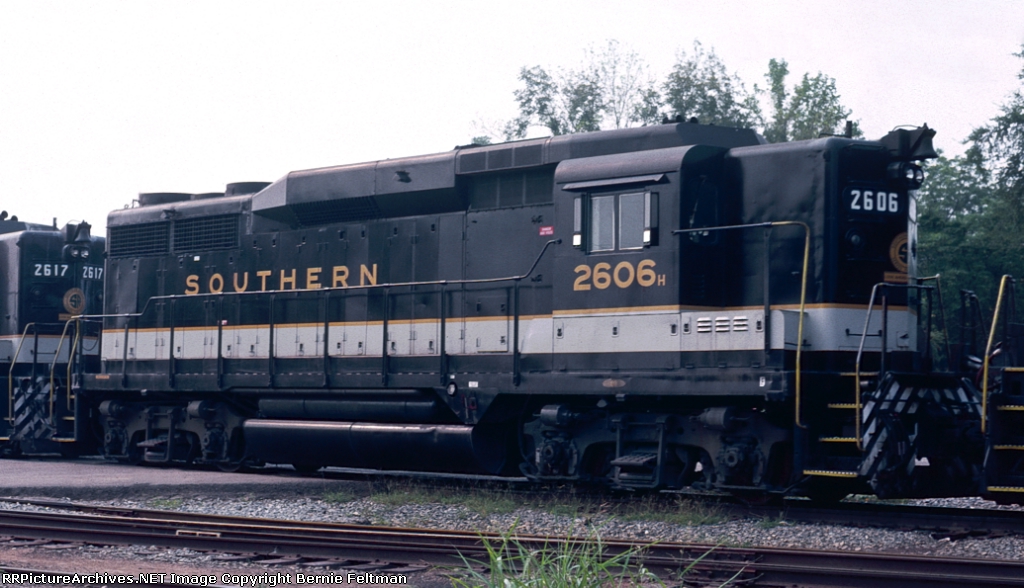 Southern Railway GP30 #2606 crossing 1st Avenue